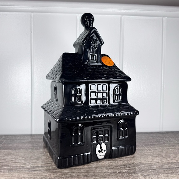 cobwebs & cauldrons | Holiday | New Cobwebs Cauldrons Haunted House ...